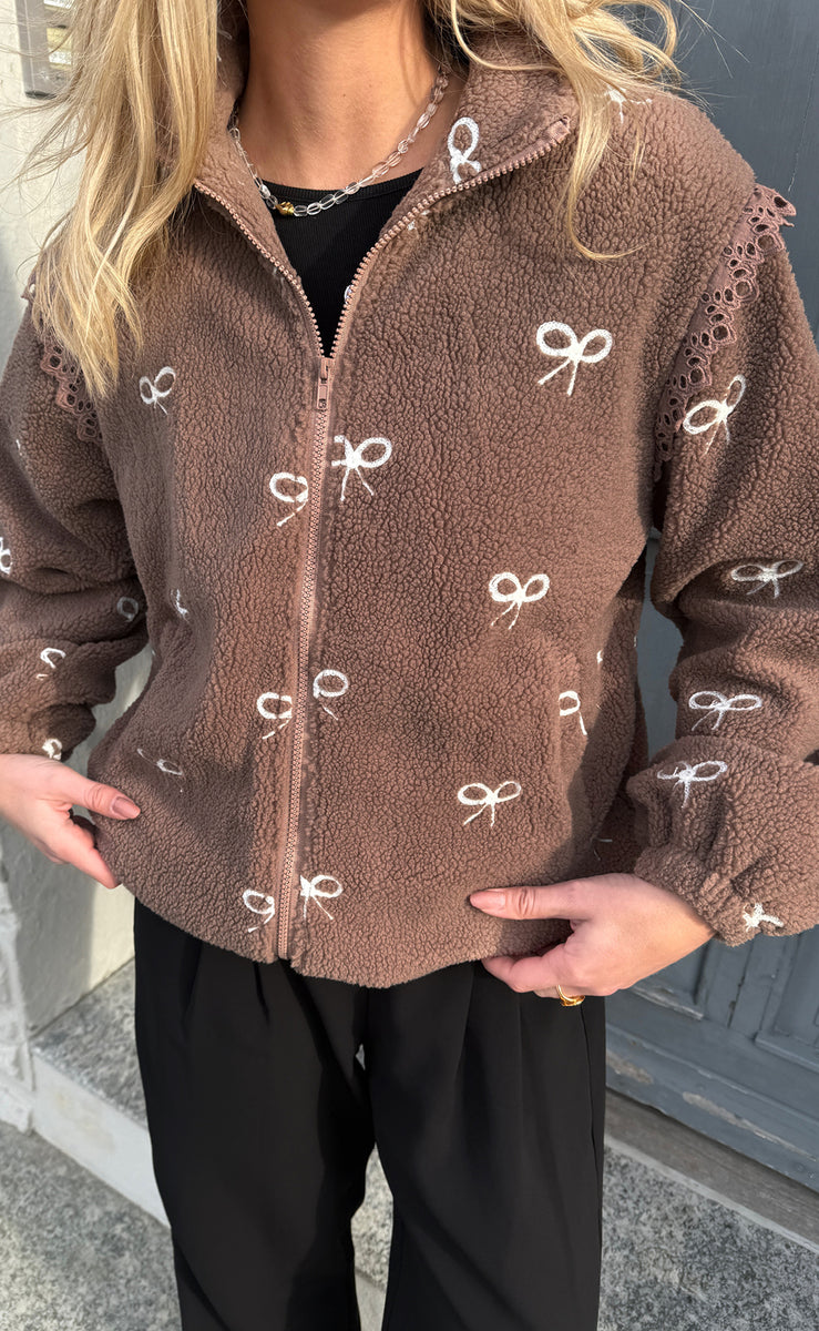 Say INA Copenhagen Fleece Jakke - Fia - Brown W. Bow Embroidery ...