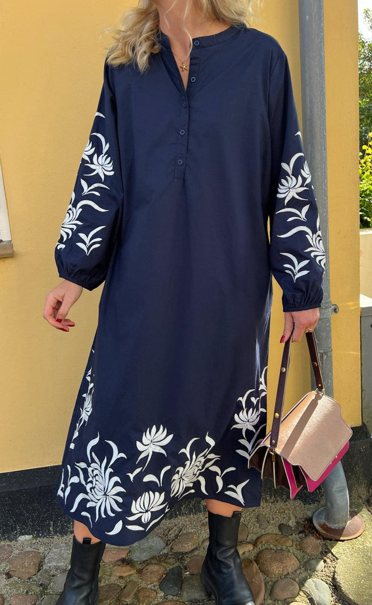Say INA Copenhagen Kjole - Tilde Long - Navy W. Embroidery | Hurtig ...